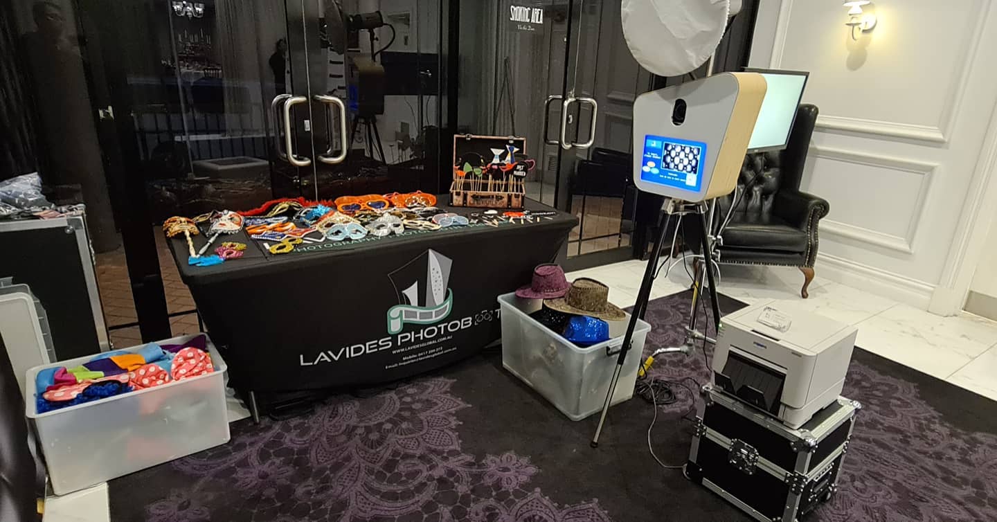 What to Expect From a Comprehensive Open Photo Booth Package?